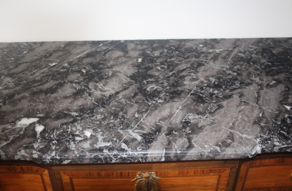 Commode en marqueterie, Transition – Didascalies